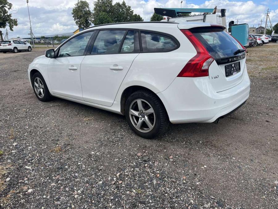 Balts Volvo V60 2015 Tauragė, ar dzinēja tilpumu 1.98 L un nobraukumu 18 tūkst. km par 4500 €, foto 8 vietnē AUTOMOTO.COM.LV