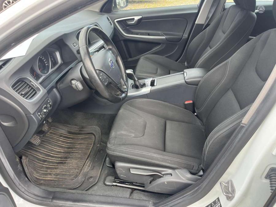Balts Volvo V60 2015 Tauragė, ar dzinēja tilpumu 1.98 L un nobraukumu 18 tūkst. km par 4500 €, foto 9 vietnē AUTOMOTO.COM.LV