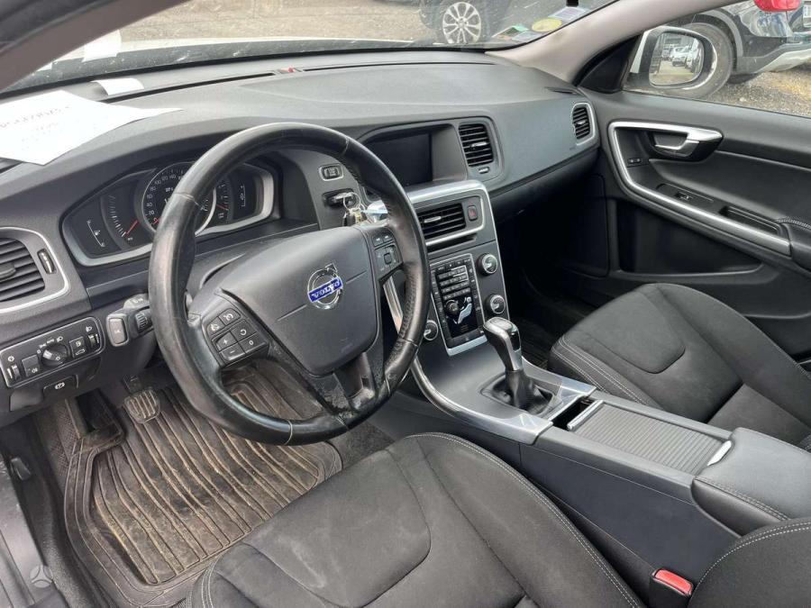 Balts Volvo V60 2015 Tauragė, ar dzinēja tilpumu 1.98 L un nobraukumu 18 tūkst. km par 4500 €, foto 12 vietnē AUTOMOTO.COM.LV