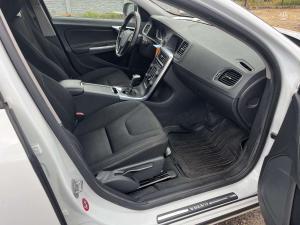 Balts Volvo V60 2015 Tauragė, ar dzinēja tilpumu 1.98 L un nobraukumu 18 tūkst. km par 4500 €, foto 14 vietnē AUTOMOTO.COM.LV