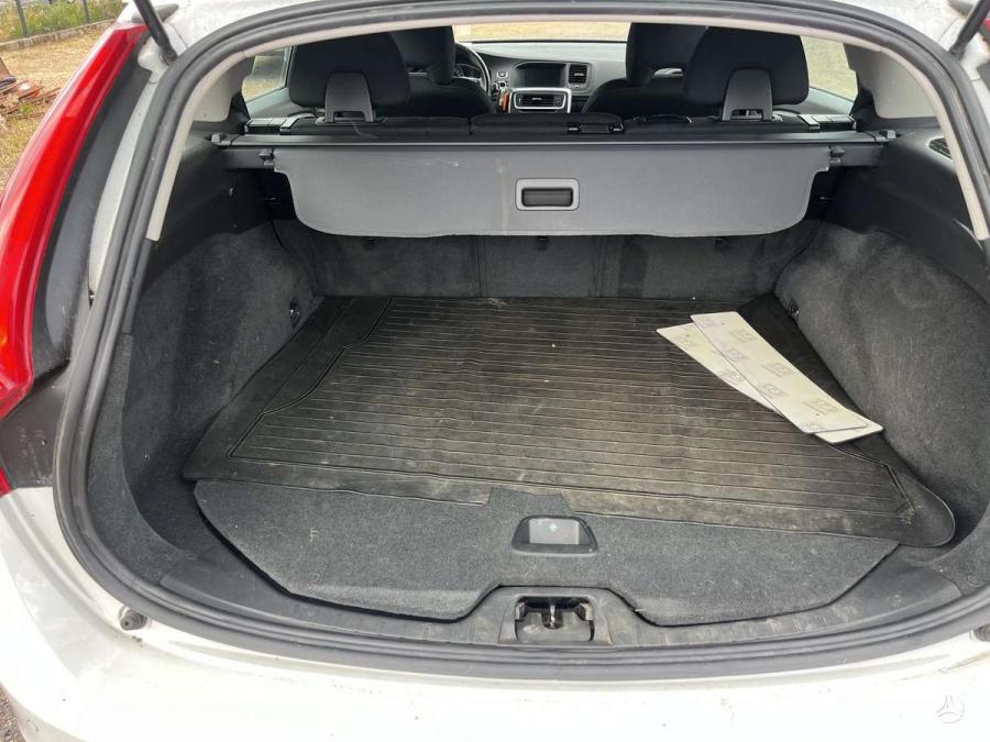 Balts Volvo V60 2015 Tauragė, ar dzinēja tilpumu 1.98 L un nobraukumu 18 tūkst. km par 4500 €, foto 16 vietnē AUTOMOTO.COM.LV