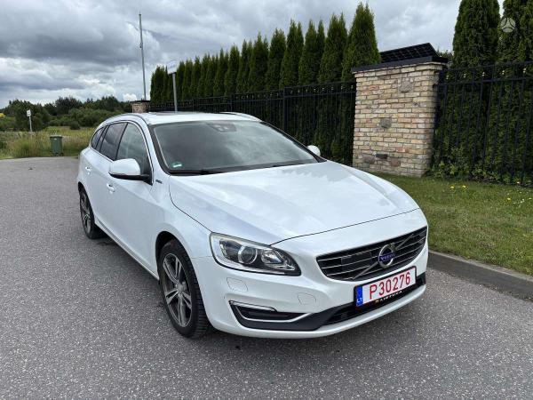 White Volvo V60 2015 in Vilnius, with an engine capacity of 2.40 L and mileage of 238 thousand km for 7600 €, photo 1 on AUTOMOTO.COM.LV