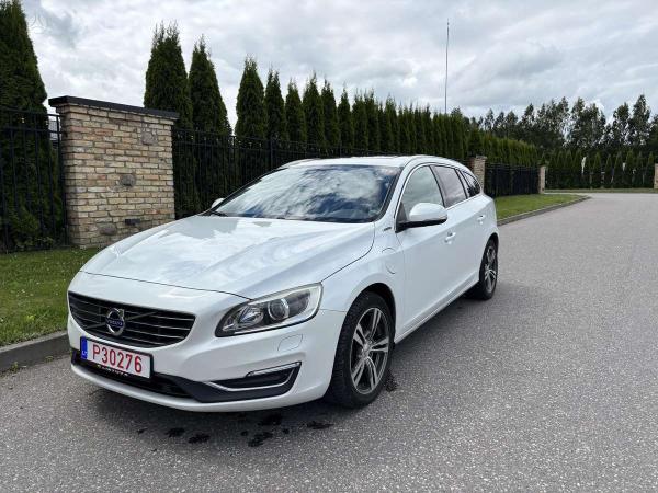 White Volvo V60 2015 in Vilnius, with an engine capacity of 2.40 L and mileage of 238 thousand km for 7600 €, photo 2 on AUTOMOTO.COM.LV