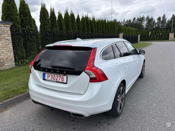 White Volvo V60 2015 in Vilnius, with an engine capacity of 2.40 L and mileage of 238 thousand km for 7600 €, photo 3 on AUTOMOTO.COM.LV