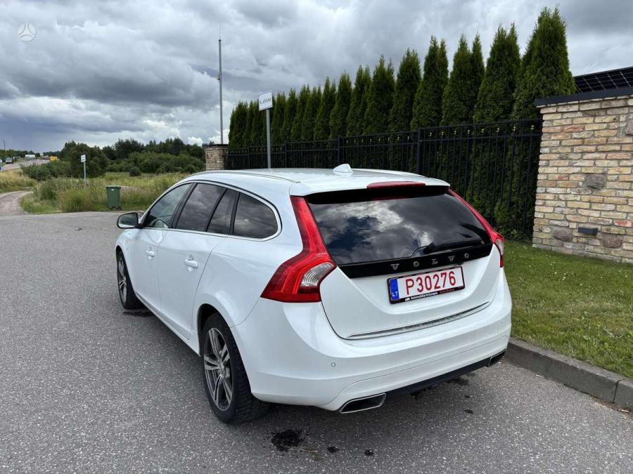 Balts Volvo V60 2015 Viļņa, ar dzinēja tilpumu 2.40 L un nobraukumu 238 tūkst. km par 7600 €, foto 5 vietnē AUTOMOTO.COM.LV