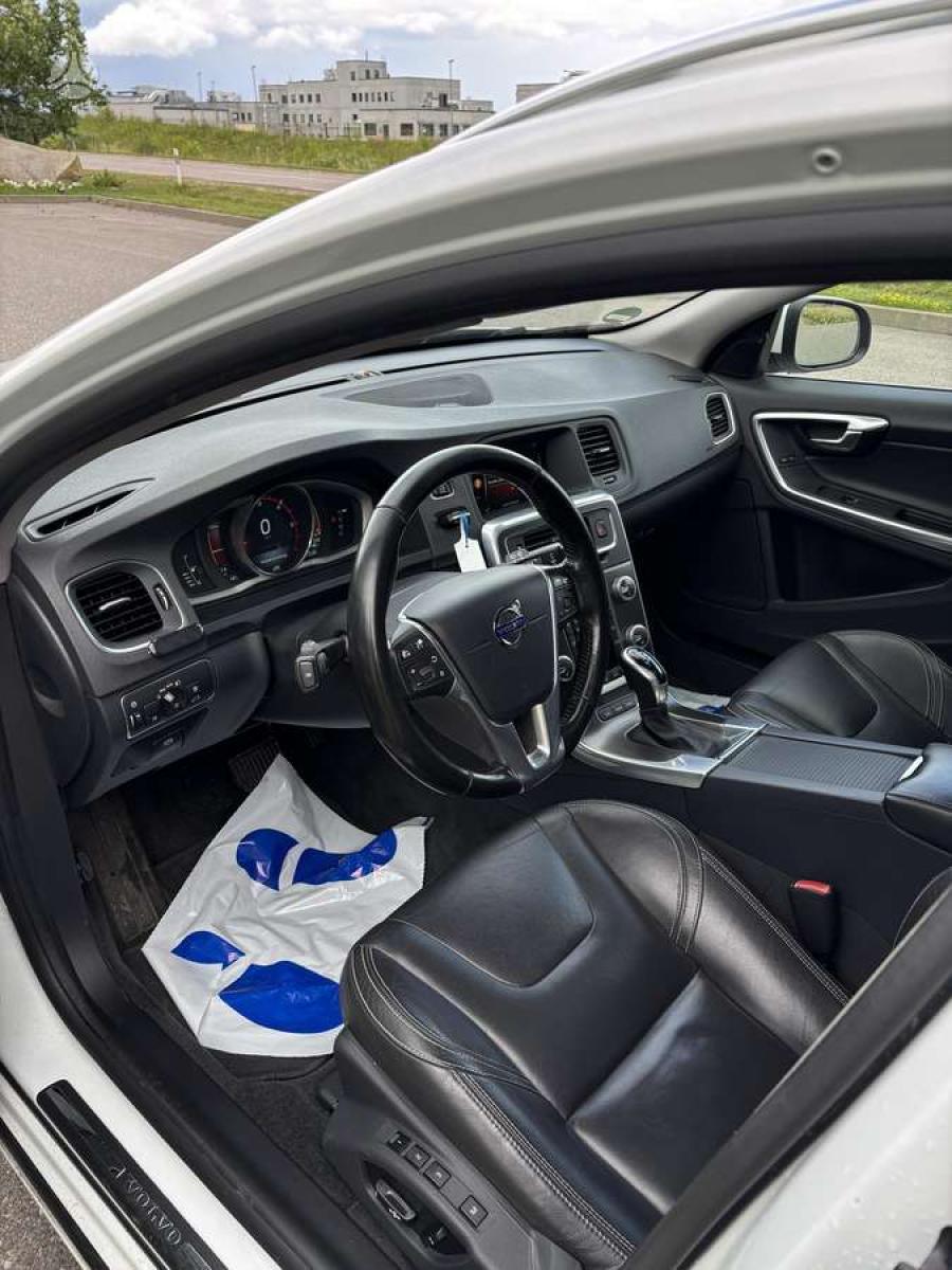 Balts Volvo V60 2015 Viļņa, ar dzinēja tilpumu 2.40 L un nobraukumu 238 tūkst. km par 7600 €, foto 10 vietnē AUTOMOTO.COM.LV