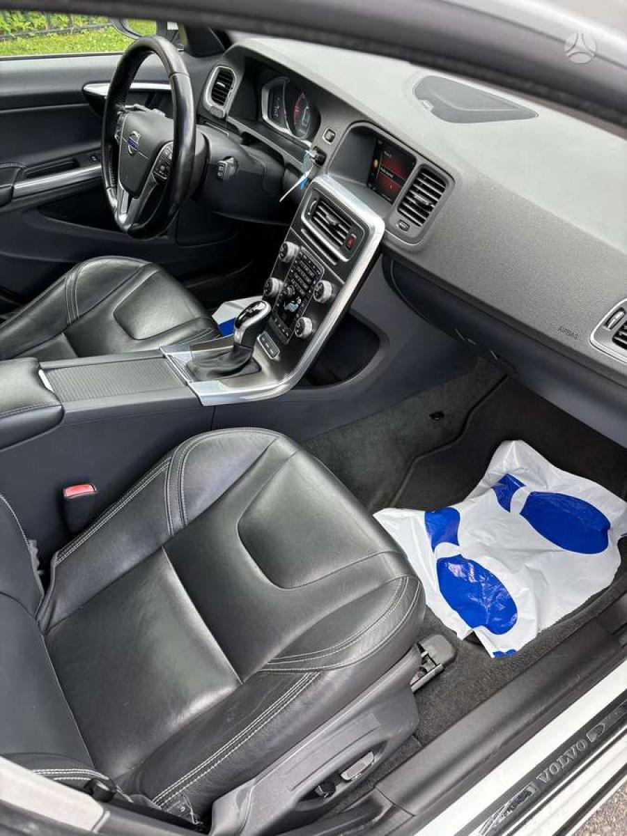 Balts Volvo V60 2015 Viļņa, ar dzinēja tilpumu 2.40 L un nobraukumu 238 tūkst. km par 7600 €, foto 11 vietnē AUTOMOTO.COM.LV