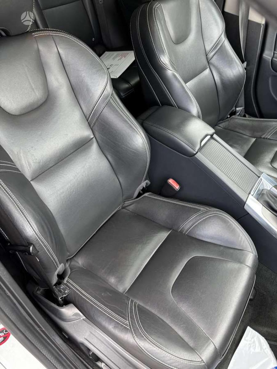 Balts Volvo V60 2015 Viļņa, ar dzinēja tilpumu 2.40 L un nobraukumu 238 tūkst. km par 7600 €, foto 13 vietnē AUTOMOTO.COM.LV