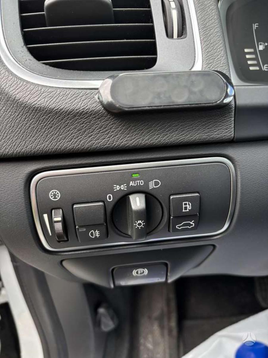 Balts Volvo V60 2015 Viļņa, ar dzinēja tilpumu 2.40 L un nobraukumu 238 tūkst. km par 7600 €, foto 14 vietnē AUTOMOTO.COM.LV