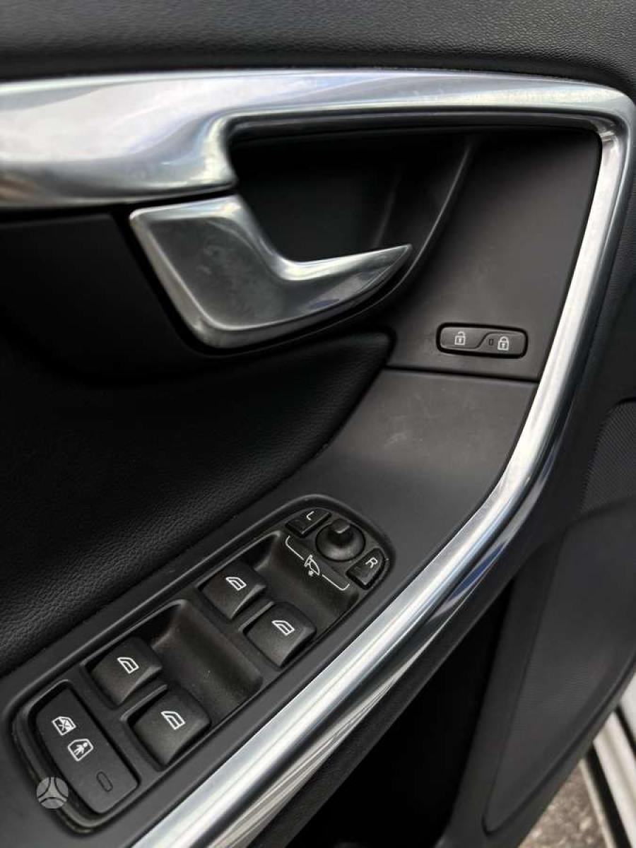 Balts Volvo V60 2015 Viļņa, ar dzinēja tilpumu 2.40 L un nobraukumu 238 tūkst. km par 7600 €, foto 15 vietnē AUTOMOTO.COM.LV