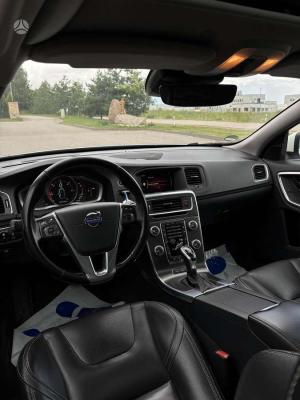 Balts Volvo V60 2015 Viļņa, ar dzinēja tilpumu 2.40 L un nobraukumu 238 tūkst. km par 7600 €, foto 16 vietnē AUTOMOTO.COM.LV