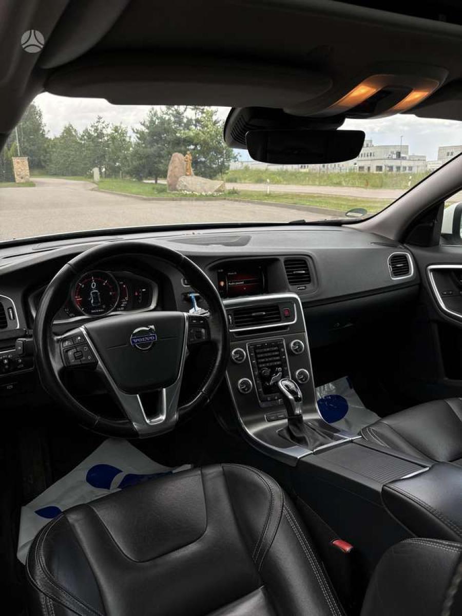 Balts Volvo V60 2015 Viļņa, ar dzinēja tilpumu 2.40 L un nobraukumu 238 tūkst. km par 7600 €, foto 16 vietnē AUTOMOTO.COM.LV