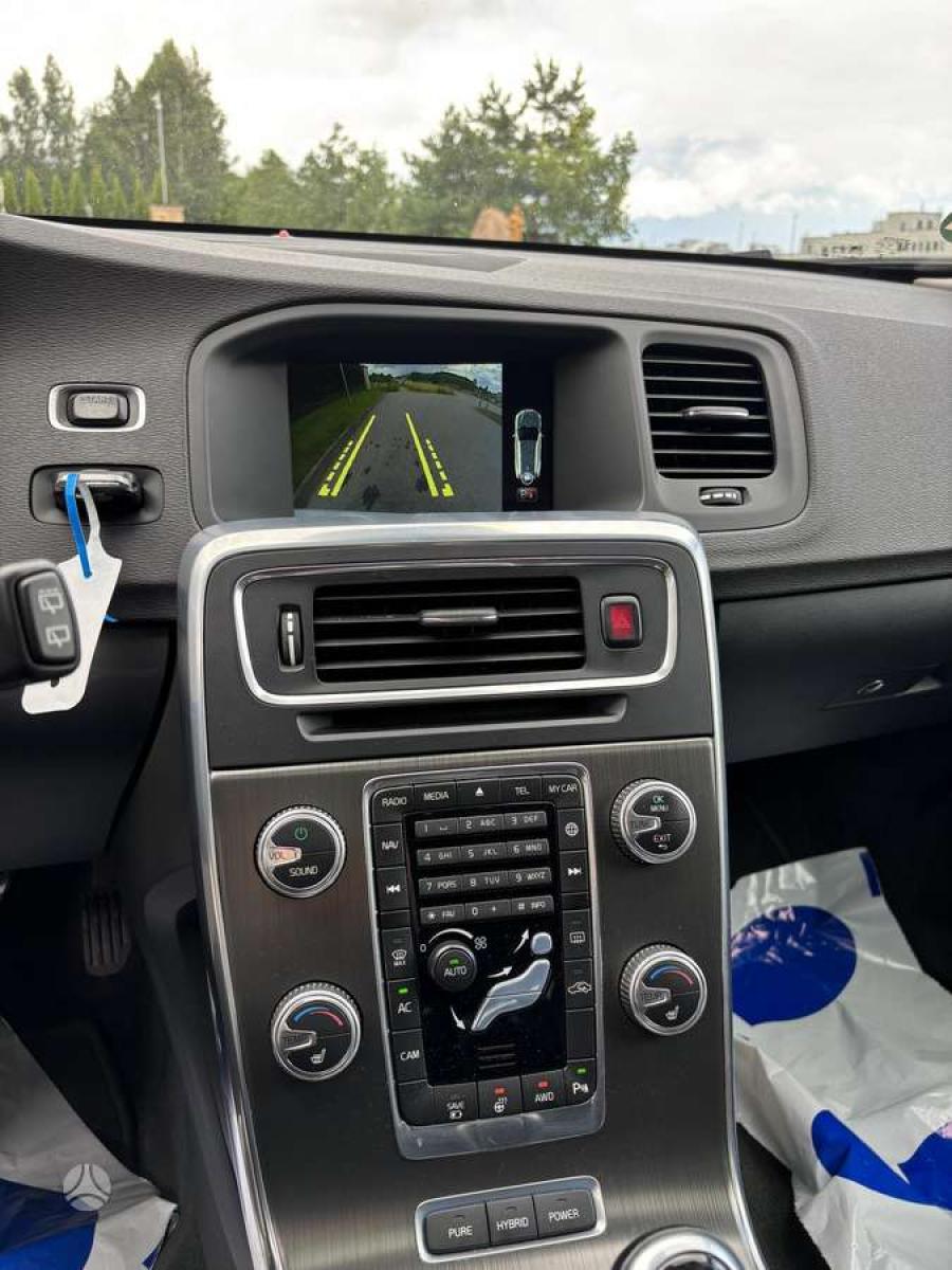 Balts Volvo V60 2015 Viļņa, ar dzinēja tilpumu 2.40 L un nobraukumu 238 tūkst. km par 7600 €, foto 17 vietnē AUTOMOTO.COM.LV