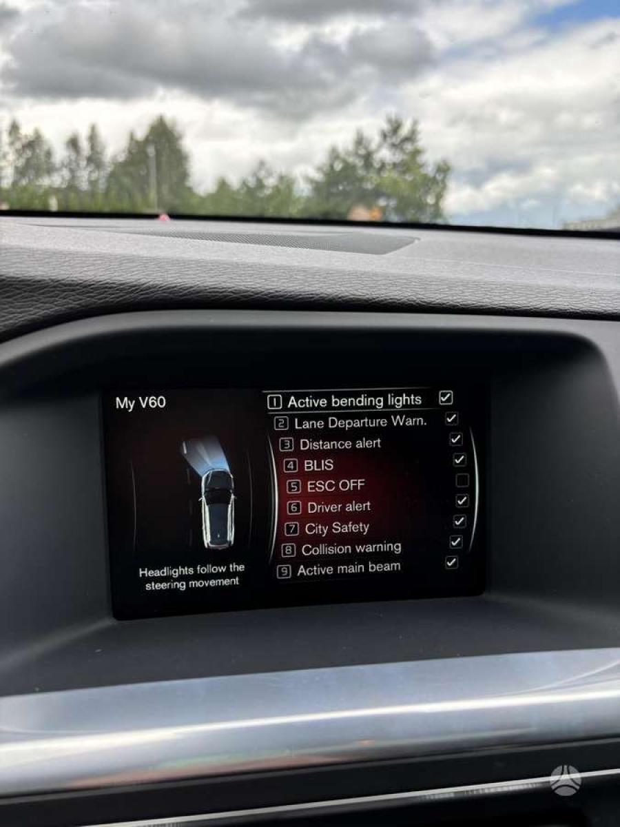 Balts Volvo V60 2015 Viļņa, ar dzinēja tilpumu 2.40 L un nobraukumu 238 tūkst. km par 7600 €, foto 24 vietnē AUTOMOTO.COM.LV