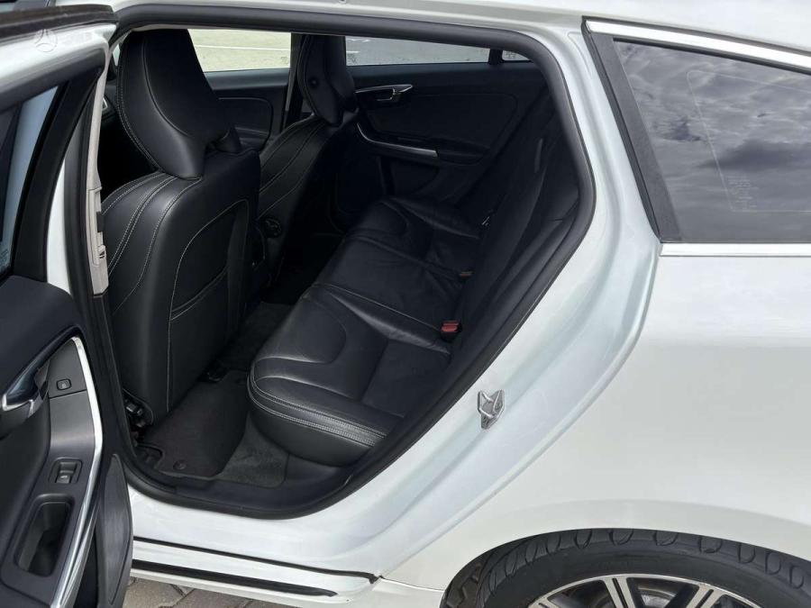 Balts Volvo V60 2015 Kauņa, ar dzinēja tilpumu 1.97 L un nobraukumu 230 tūkst. km par 6500 €, foto 17 vietnē AUTOMOTO.COM.LV