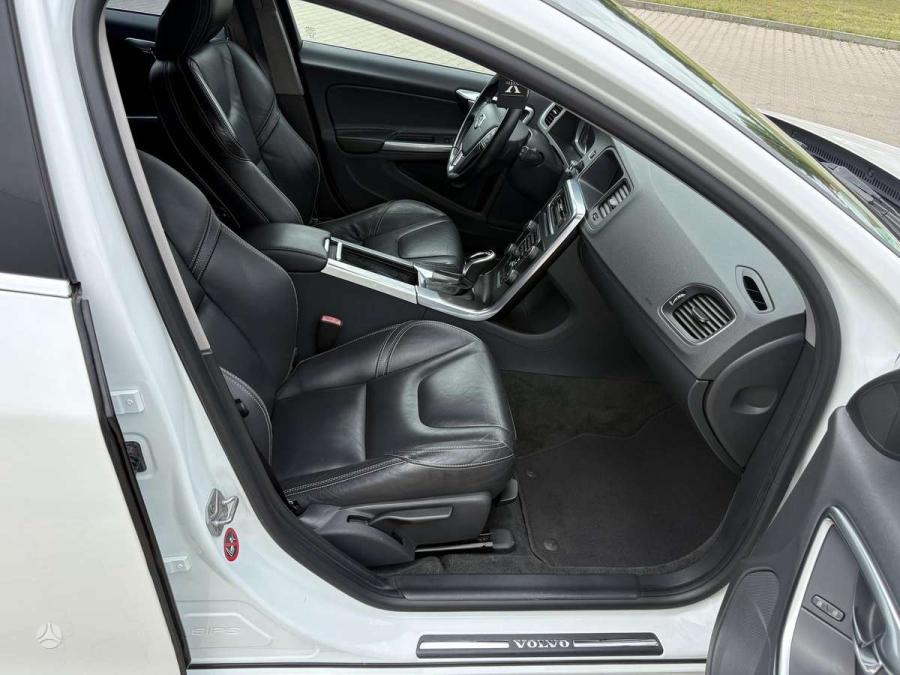 Balts Volvo V60 2015 Kauņa, ar dzinēja tilpumu 1.97 L un nobraukumu 230 tūkst. km par 6500 €, foto 19 vietnē AUTOMOTO.COM.LV