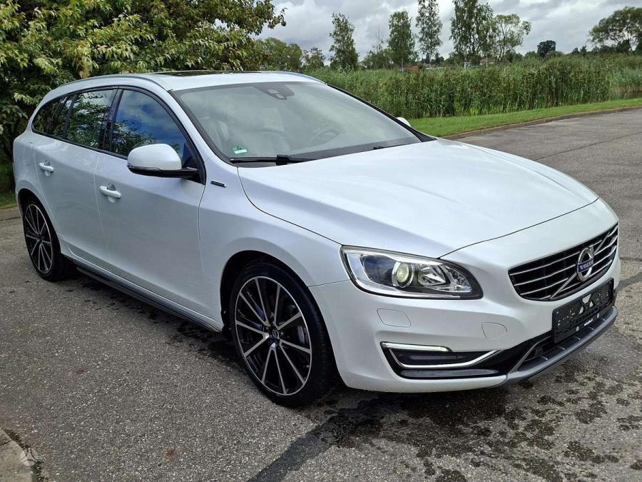 White Volvo V60 2015 in Ukmerge, with an engine capacity of 2.40 L and mileage of 243 thousand km for 6250 €, photo 3 on AUTOMOTO.COM.LV
