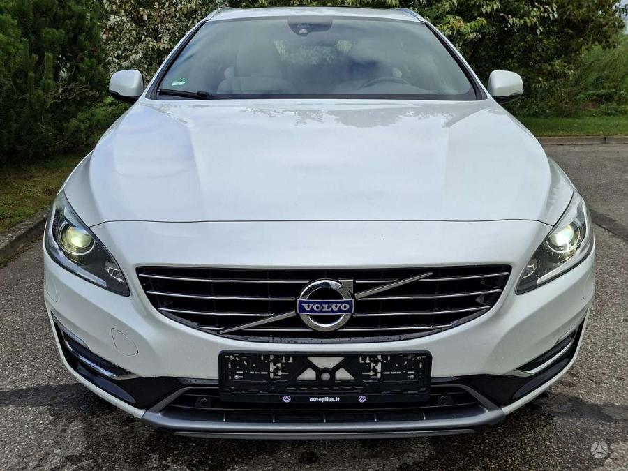 White Volvo V60 2015 in Ukmerge, with an engine capacity of 2.40 L and mileage of 243 thousand km for 6250 €, photo 4 on AUTOMOTO.COM.LV