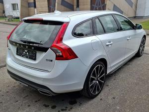 White Volvo V60 2015 in Ukmerge, with an engine capacity of 2.40 L and mileage of 243 thousand km for 6250 €, photo 5 on AUTOMOTO.COM.LV