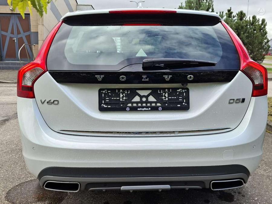 White Volvo V60 2015 in Ukmerge, with an engine capacity of 2.40 L and mileage of 243 thousand km for 6250 €, photo 6 on AUTOMOTO.COM.LV