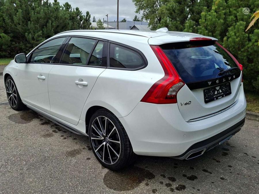 White Volvo V60 2015 in Ukmerge, with an engine capacity of 2.40 L and mileage of 243 thousand km for 6250 €, photo 7 on AUTOMOTO.COM.LV