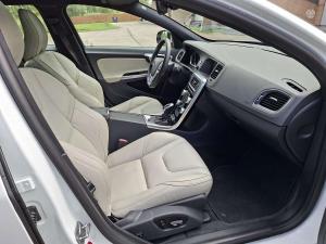 White Volvo V60 2015 in Ukmerge, with an engine capacity of 2.40 L and mileage of 243 thousand km for 6250 €, photo 8 on AUTOMOTO.COM.LV