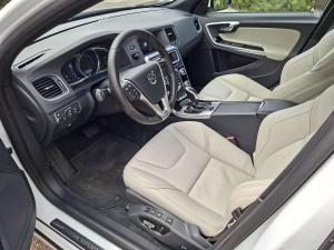 White Volvo V60 2015 in Ukmerge, with an engine capacity of 2.40 L and mileage of 243 thousand km for 6250 €, photo 9 on AUTOMOTO.COM.LV