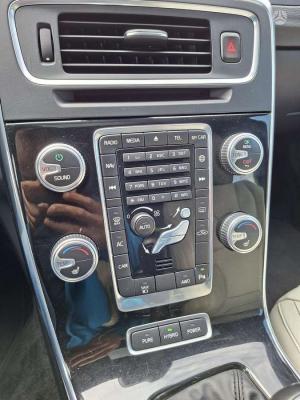 White Volvo V60 2015 in Ukmerge, with an engine capacity of 2.40 L and mileage of 243 thousand km for 6250 €, photo 10 on AUTOMOTO.COM.LV