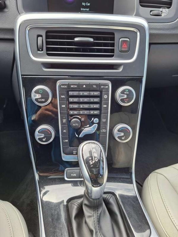 Balts Volvo V60 2015 Ukmergė, ar dzinēja tilpumu 2.40 L un nobraukumu 243 tūkst. km par 6250 €, foto 10 vietnē AUTOMOTO.COM.LV