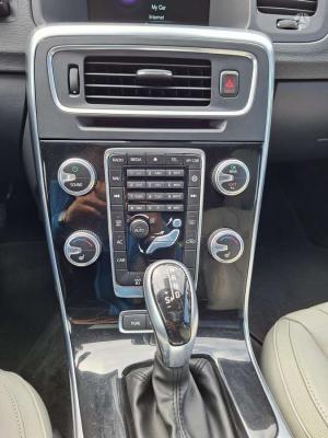 White Volvo V60 2015 in Ukmerge, with an engine capacity of 2.40 L and mileage of 243 thousand km for 6250 €, photo 11 on AUTOMOTO.COM.LV