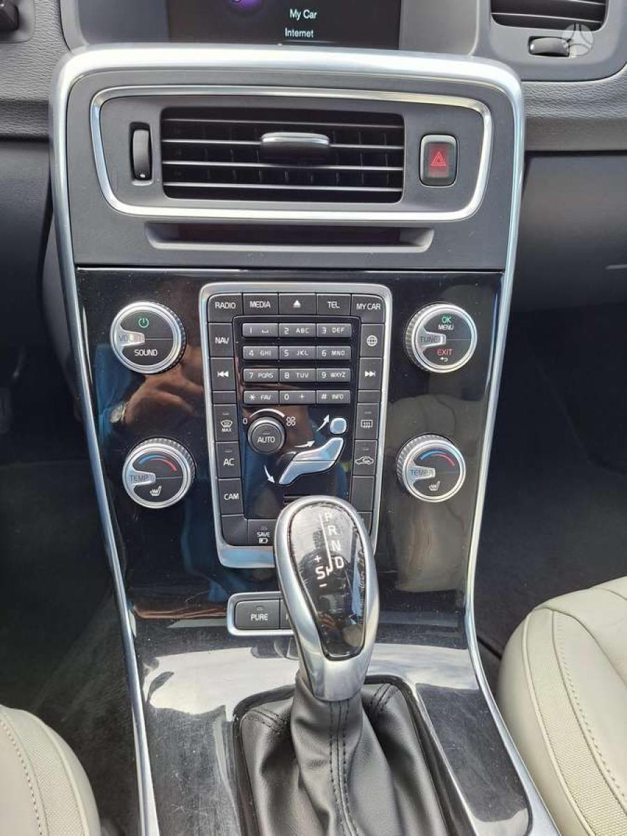 White Volvo V60 2015 in Ukmerge, with an engine capacity of 2.40 L and mileage of 243 thousand km for 6250 €, photo 11 on AUTOMOTO.COM.LV
