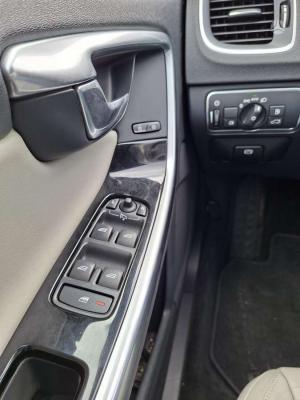 White Volvo V60 2015 in Ukmerge, with an engine capacity of 2.40 L and mileage of 243 thousand km for 6250 €, photo 12 on AUTOMOTO.COM.LV