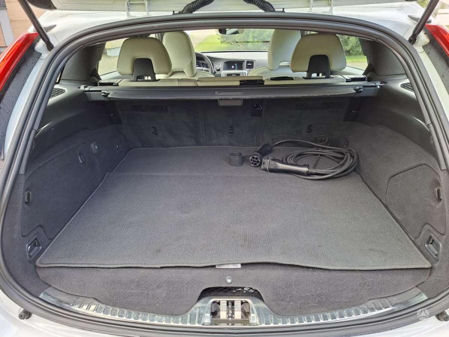 White Volvo V60 2015 in Ukmerge, with an engine capacity of 2.40 L and mileage of 243 thousand km for 6250 €, photo 15 on AUTOMOTO.COM.LV