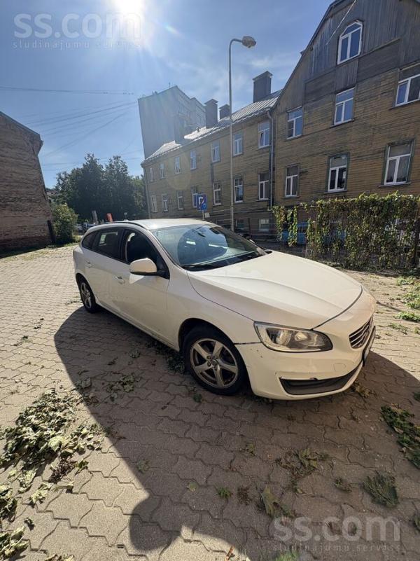 Белый Вольво B60 2015 в Рига, объемом двигателя 1.60 л и пробегом 300 тыс. км за 4500 €, фото 1 на AUTOMOTO.COM.LV