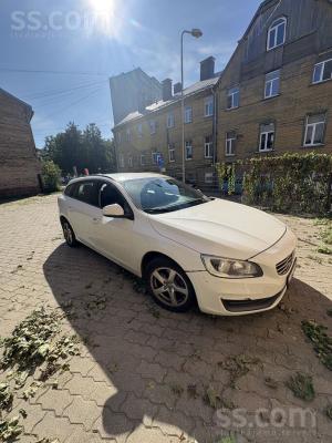 White Volvo V60 2015 in Riga, with an engine capacity of 1.60 L and mileage of 300 thousand km for 4500 €, photo  on AUTOMOTO.COM.LV