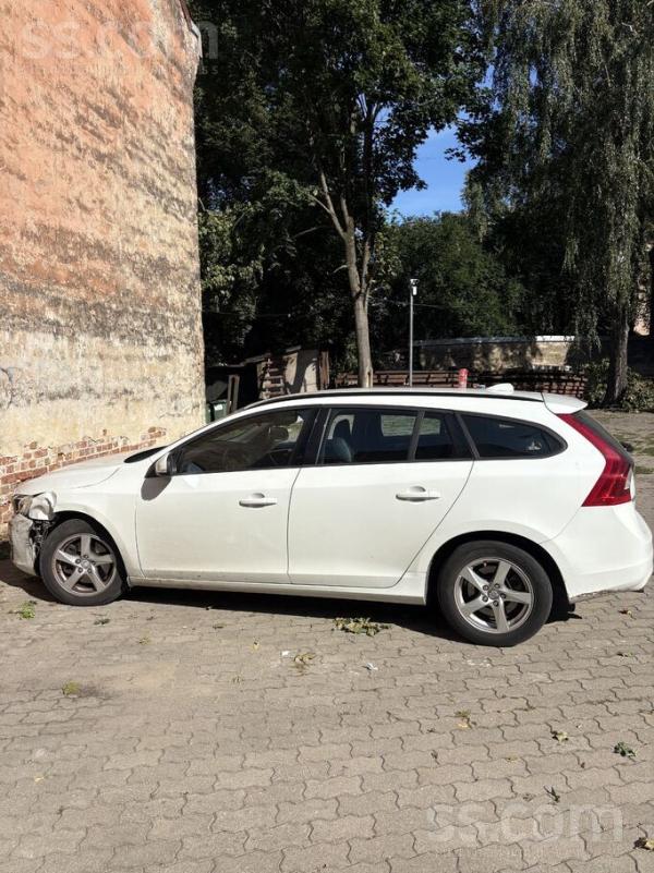 Белый Вольво B60 2015 в Рига, объемом двигателя 1.60 л и пробегом 300 тыс. км за 4500 €, фото 3 на AUTOMOTO.COM.LV
