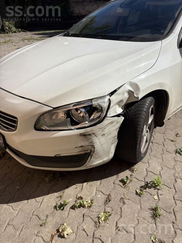 Белый Вольво B60 2015 в Рига, объемом двигателя 1.60 л и пробегом 300 тыс. км за 4500 €, фото 5 на AUTOMOTO.COM.LV