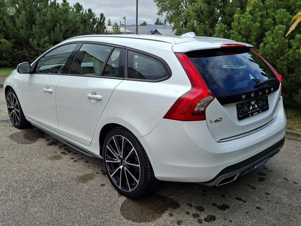 Volvo V60 2015 in Ukmerge on AUTOMOTO.COM.LV White Volvo V60 2015 in Ukmerge, with an engine capacity of 2.40 L and mileage of 241 thousand km for 6000 €, photo 5 on AUTOMOTO.COM.LV