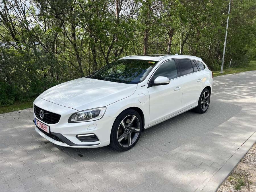 White Volvo V60 2015 in Vilnius, with an engine capacity of 2.40 L and mileage of 344 thousand km for 5999 €, photo 1 on AUTOMOTO.COM.LV