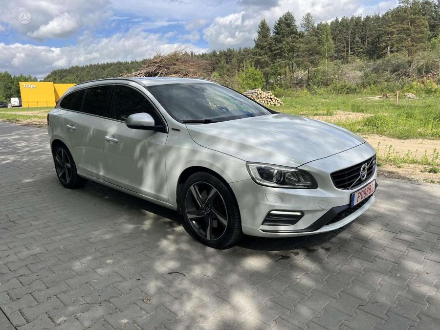 White Volvo V60 2015 in Vilnius, with an engine capacity of 2.40 L and mileage of 344 thousand km for 5999 €, photo 3 on AUTOMOTO.COM.LV