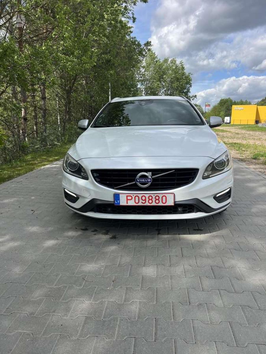 White Volvo V60 2015 in Vilnius, with an engine capacity of 2.40 L and mileage of 344 thousand km for 5999 €, photo 4 on AUTOMOTO.COM.LV
