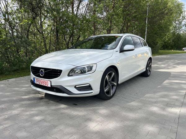 White Volvo V60 2015 in Vilnius, with an engine capacity of 2.40 L and mileage of 344 thousand km for 5999 €, photo 5 on AUTOMOTO.COM.LV