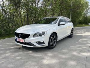 White Volvo V60 2015 in Vilnius, with an engine capacity of 2.40 L and mileage of 344 thousand km for 5999 €, photo 5 on AUTOMOTO.COM.LV