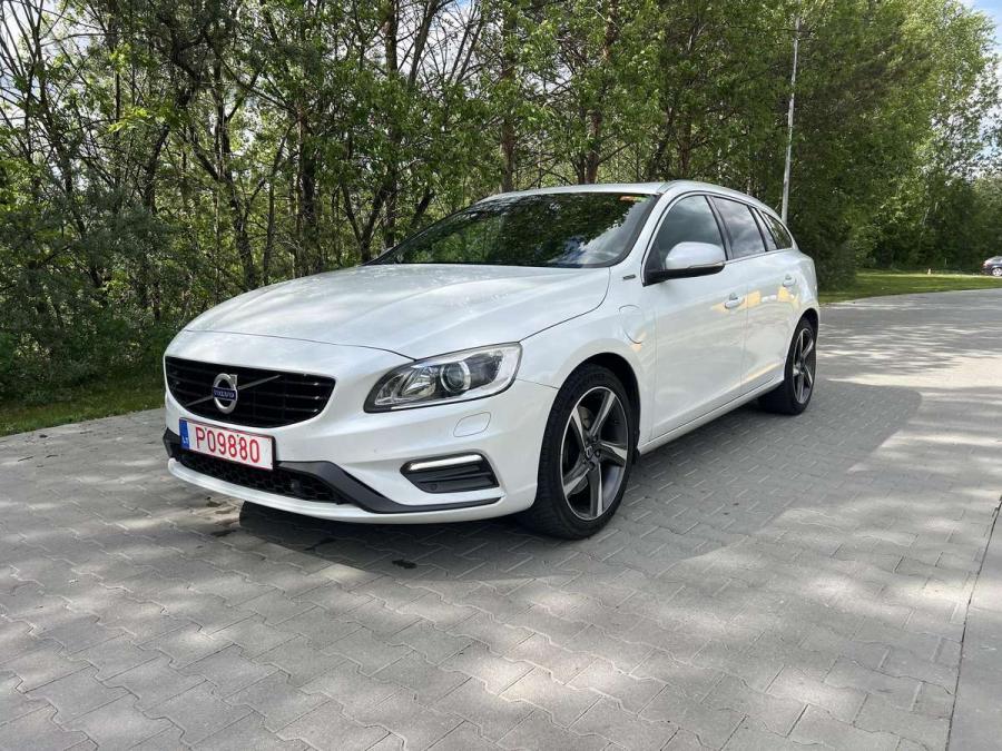 White Volvo V60 2015 in Vilnius, with an engine capacity of 2.40 L and mileage of 344 thousand km for 5999 €, photo 5 on AUTOMOTO.COM.LV