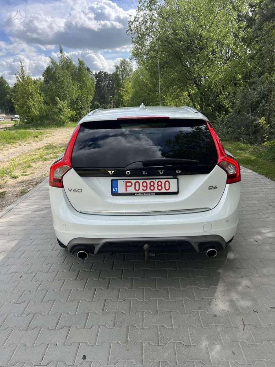 White Volvo V60 2015 in Vilnius, with an engine capacity of 2.40 L and mileage of 344 thousand km for 5999 €, photo 7 on AUTOMOTO.COM.LV