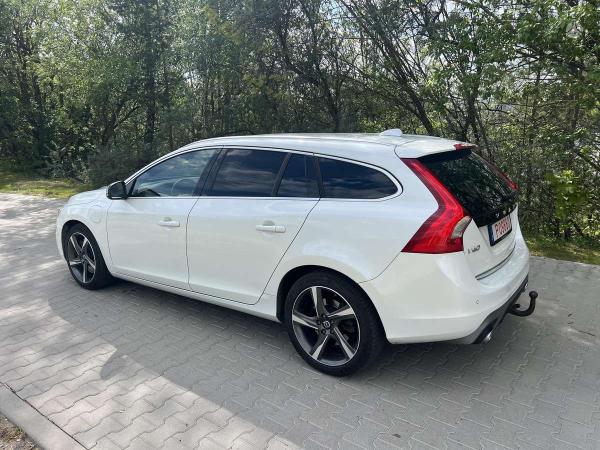 White Volvo V60 2015 in Vilnius, with an engine capacity of 2.40 L and mileage of 344 thousand km for 5999 €, photo 8 on AUTOMOTO.COM.LV