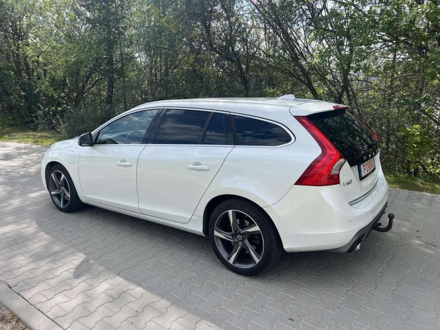 White Volvo V60 2015 in Vilnius, with an engine capacity of 2.40 L and mileage of 344 thousand km for 5999 €, photo 8 on AUTOMOTO.COM.LV