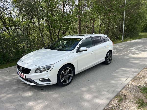 White Volvo V60 2015 in Vilnius, with an engine capacity of 2.40 L and mileage of 344 thousand km for 5999 €, photo 9 on AUTOMOTO.COM.LV
