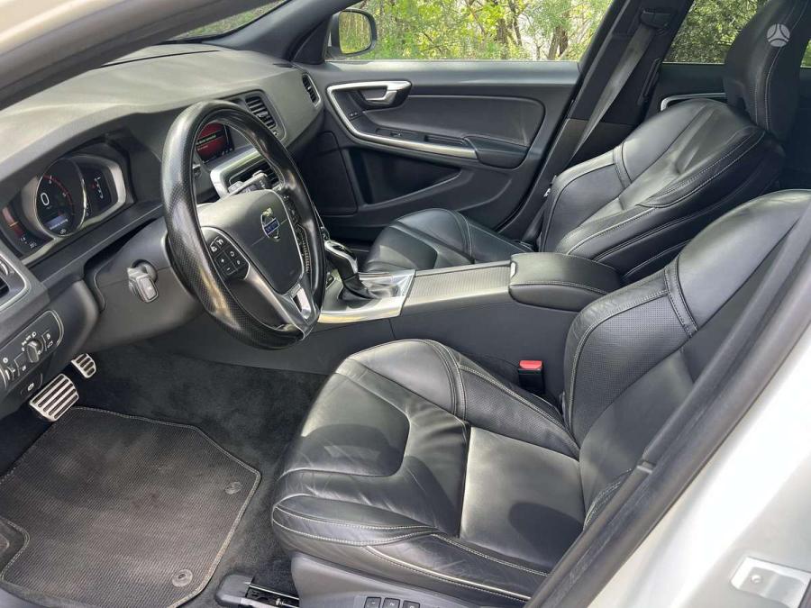White Volvo V60 2015 in Vilnius, with an engine capacity of 2.40 L and mileage of 344 thousand km for 5999 €, photo 10 on AUTOMOTO.COM.LV
