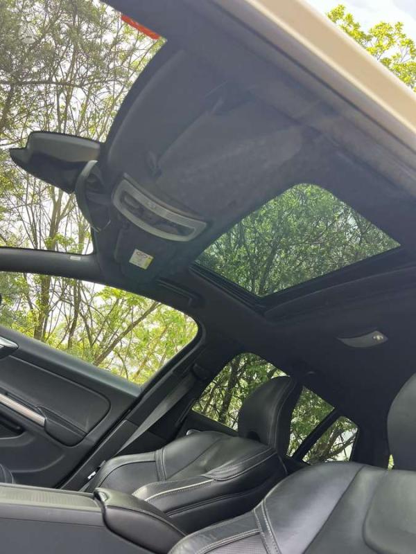 White Volvo V60 2015 in Vilnius, with an engine capacity of 2.40 L and mileage of 344 thousand km for 5999 €, photo 11 on AUTOMOTO.COM.LV
